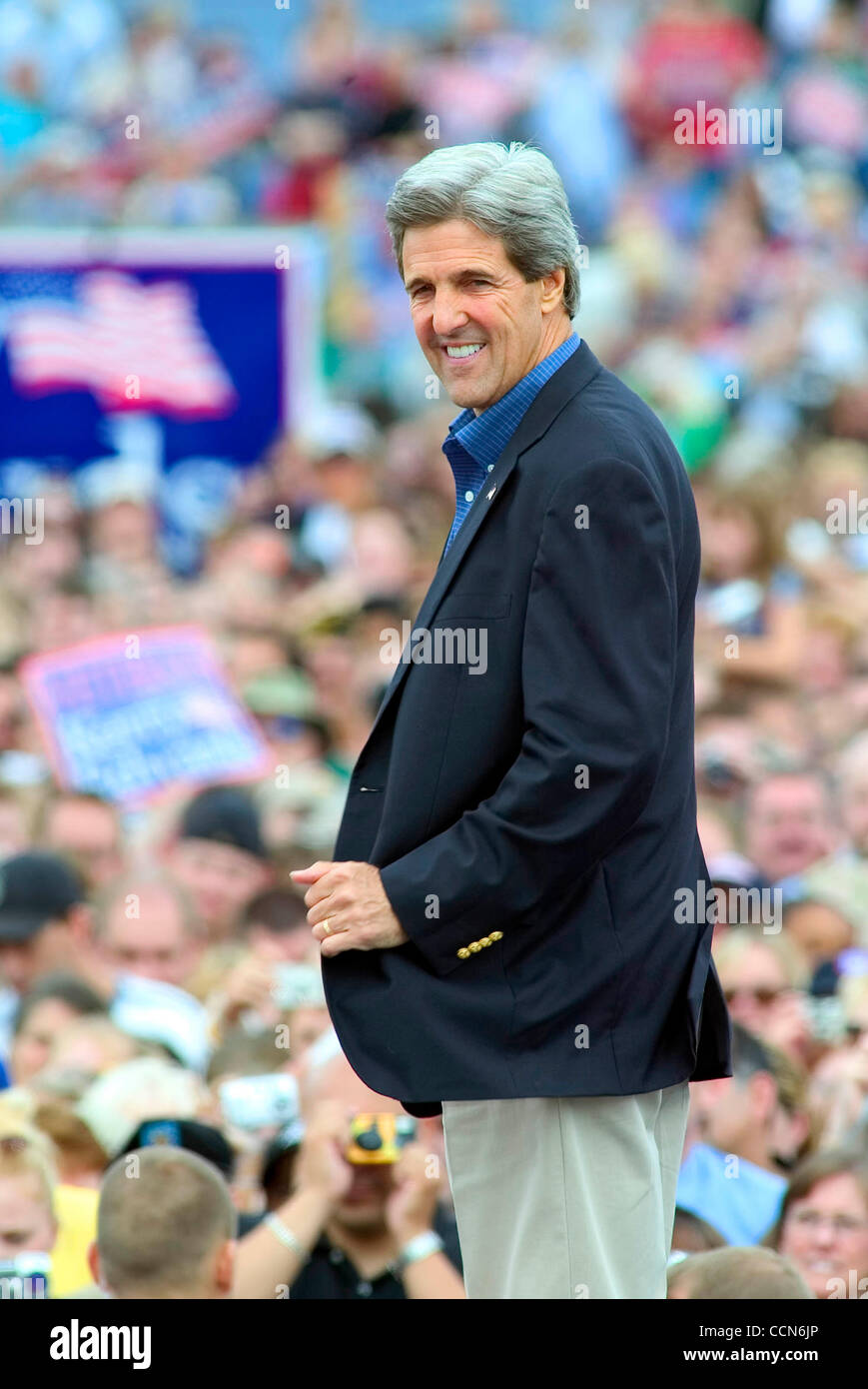 Sen. John Kerry Has a rally for support in Tacoma, WA thousands of ...