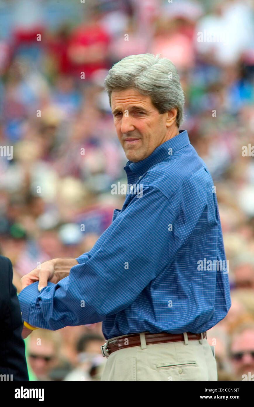 Sen. John Kerry Has a rally for support in Tacoma, WA thousands of ...