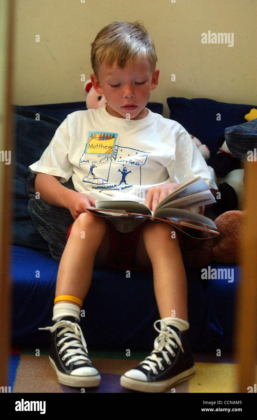 Elementary classroom reading session hi-res stock photography and ...