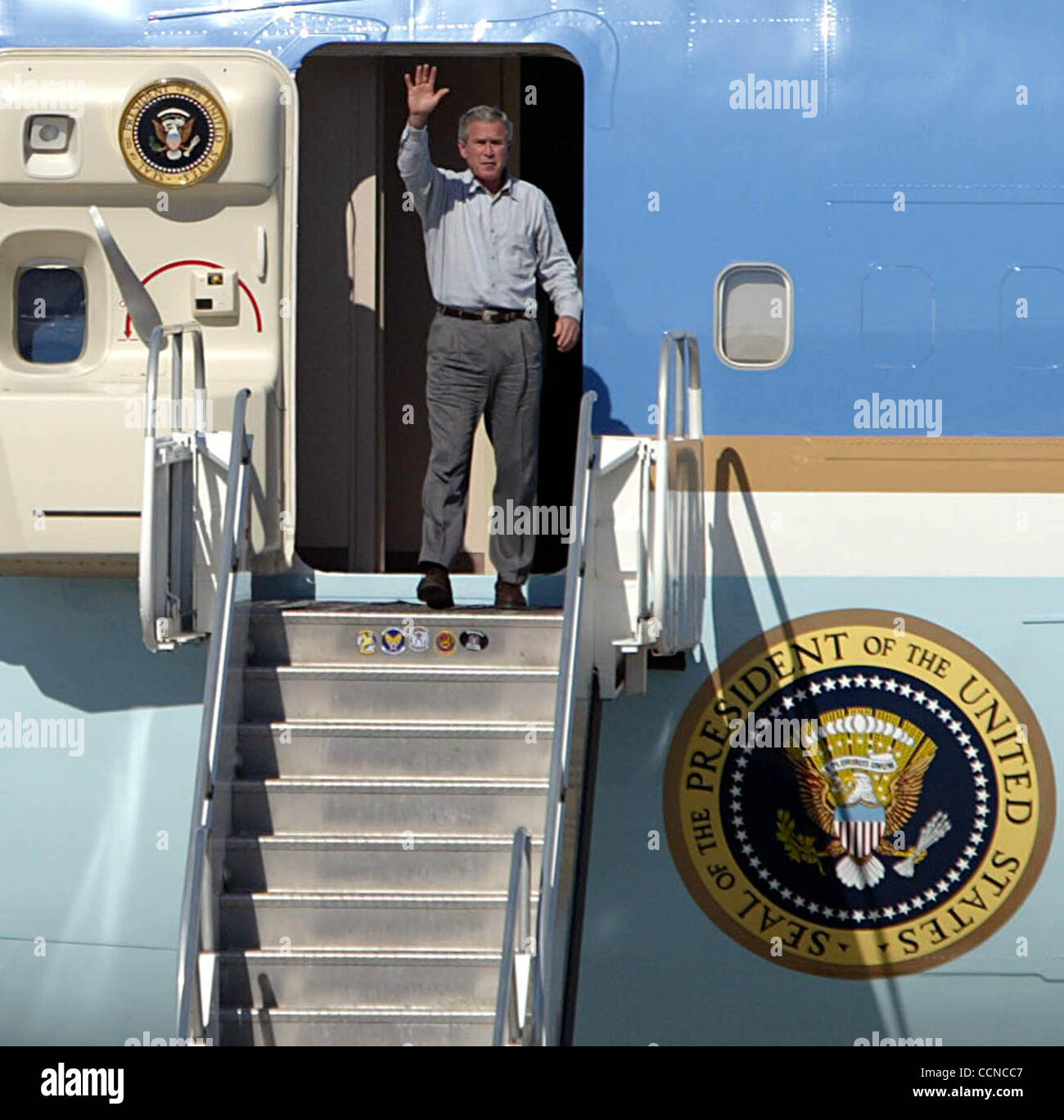091904 met ivan--Pensacola --President George W. Bush arrives at ...