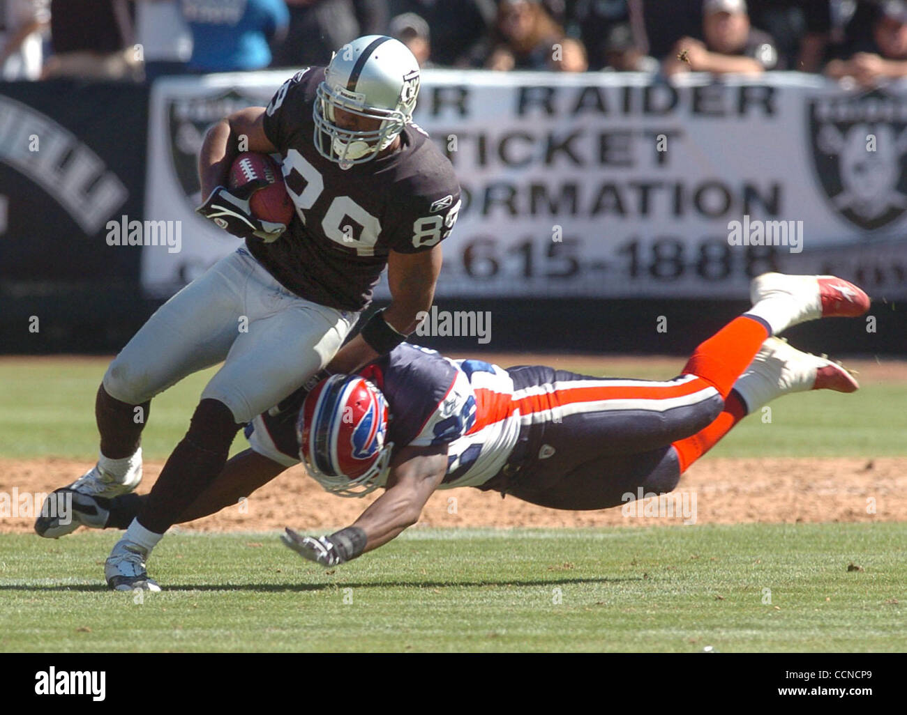 Oakland Raider Ronald Curry (cq, left) gets past the diving Nate ...