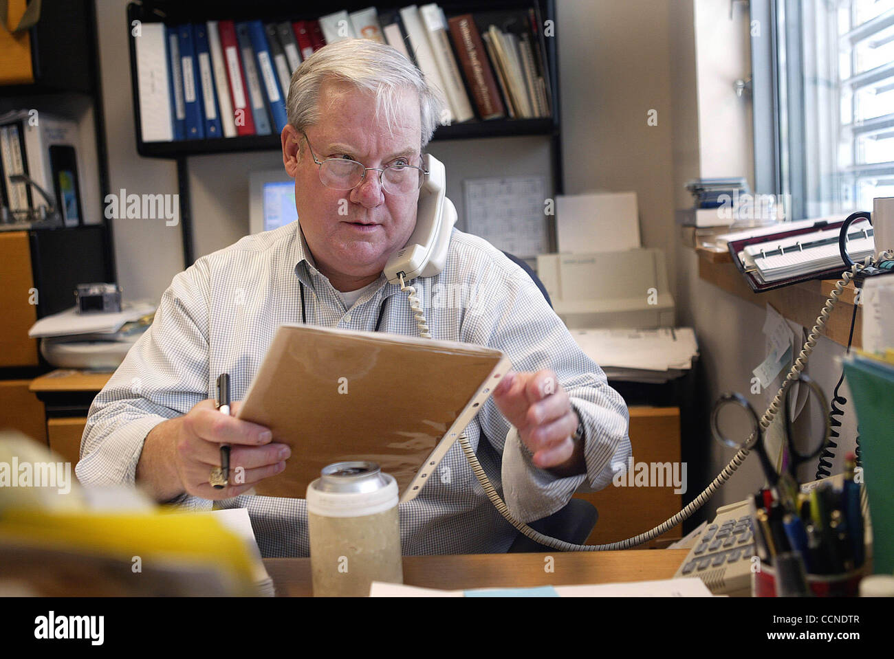 092404 fea 2/7 hurr center MIAMI - Frank Lepore (cq) takes a local ...