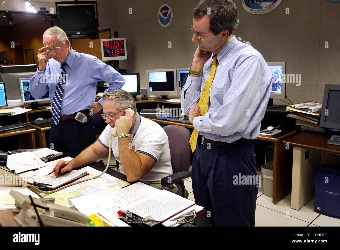 092404 fea 3/7 hurr center MIAMI - Specialist Stacey Stweart, center ...
