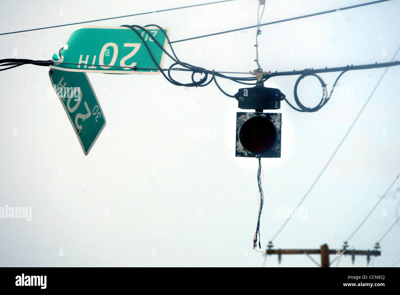 Broken traffic light hi-res stock photography and images - Alamy