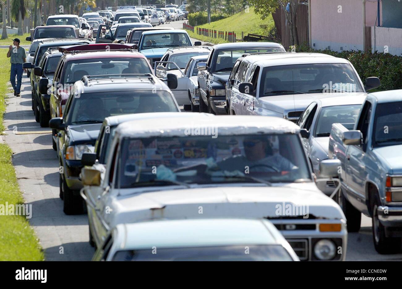 092804: WPB: (Metro): Hurricane Jeanne / FEMA distribution center: Area ...