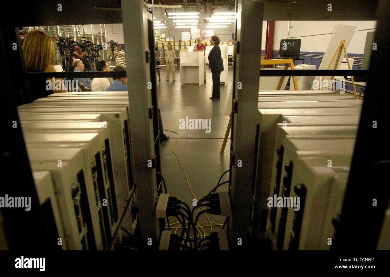(PUBLISHED 10/5/2004, B-1) Registrar of Voters Sally McPherson, center ...
