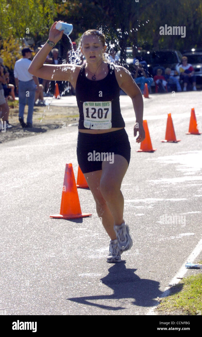 Sarah Willyerd (cq), of Hayward, pours water on her head during the 6th ...