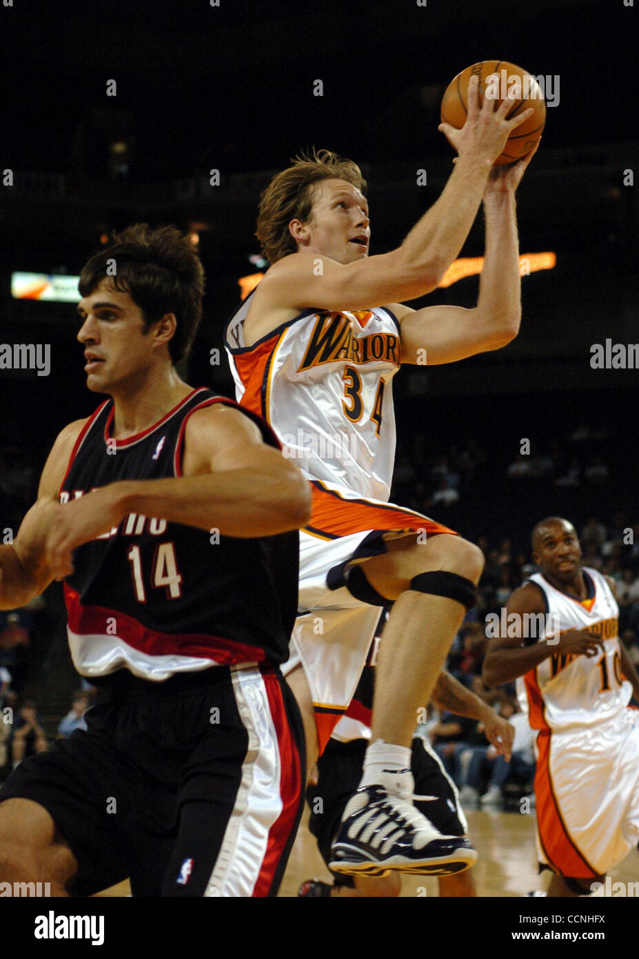 Warriors G-F Mike Dunleavy, right, drives past Portland's Richie Frahm ...