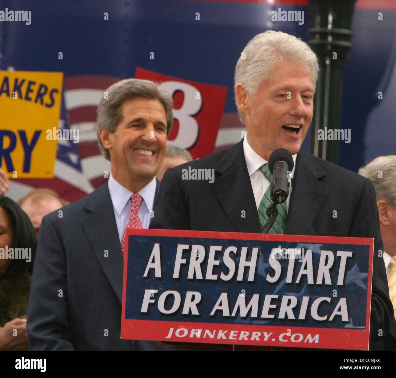 Oct 25, 2004; Philadelphia, PA, USA; Former President BILL CLINTON (R ...