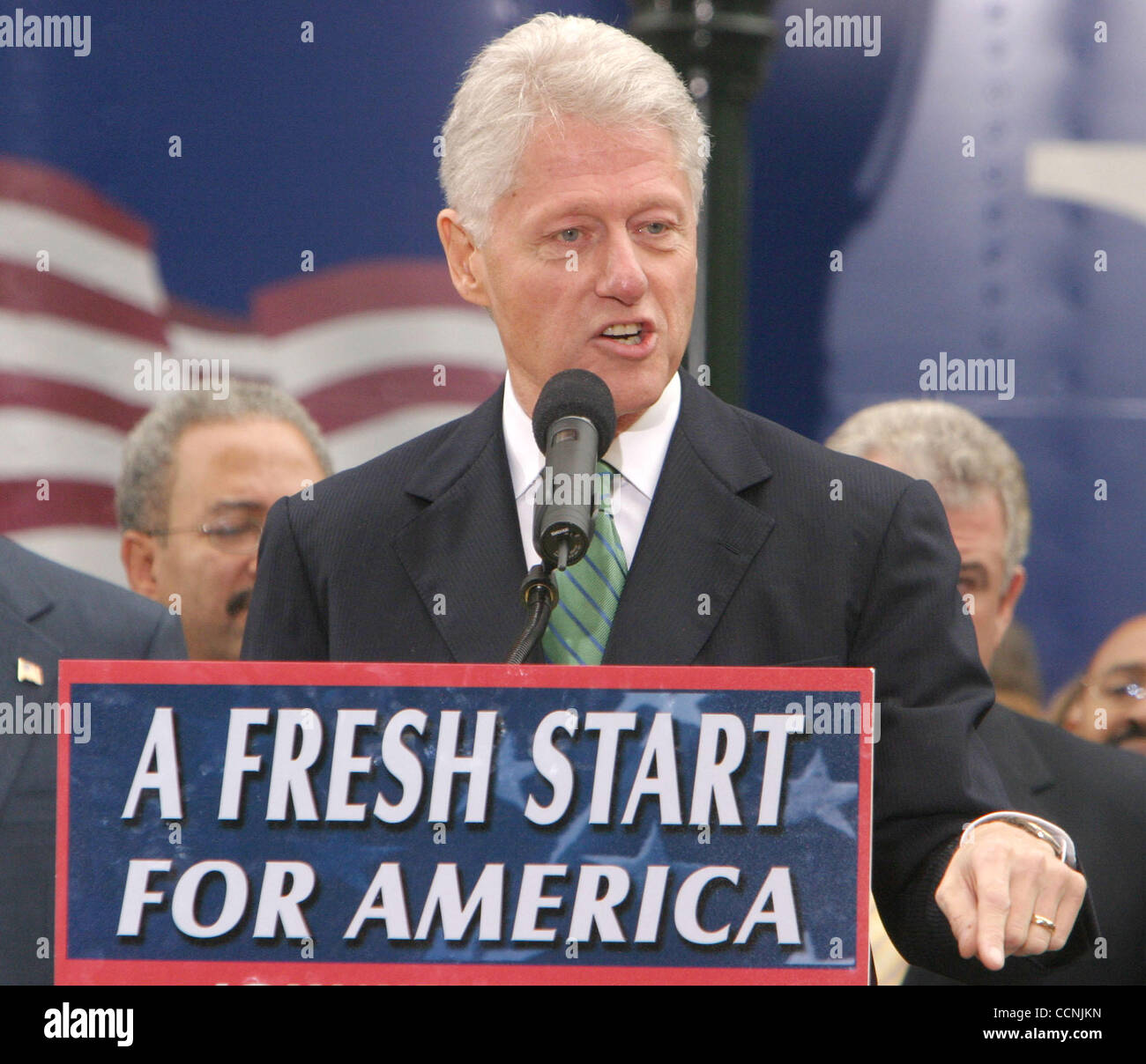 Oct 25, 2004; Philadelphia, PA, USA; Former President BILL CLINTON (R ...