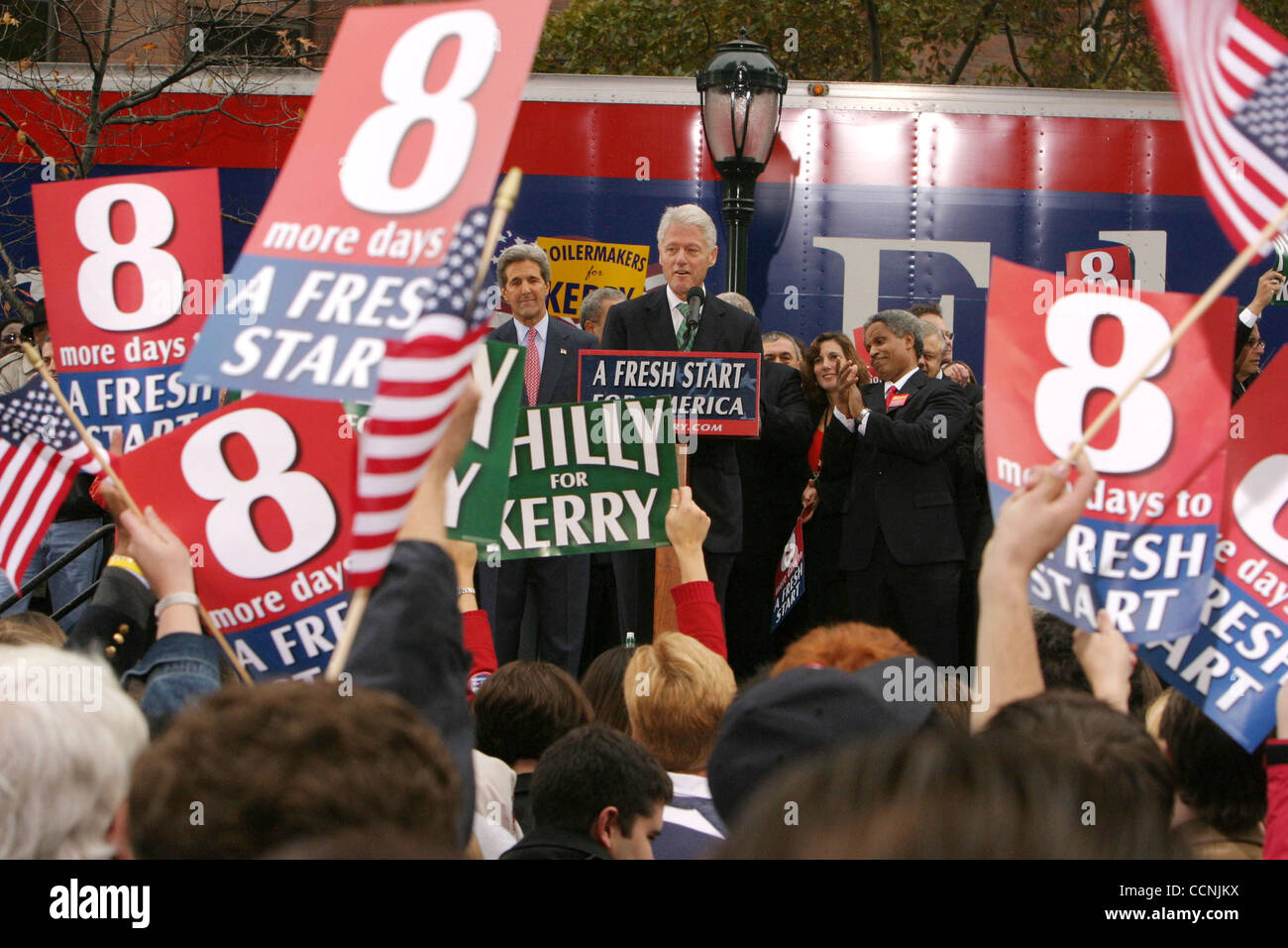 Oct 25, 2004; Philadelphia, PA, USA; Former President BILL CLINTON (R ...