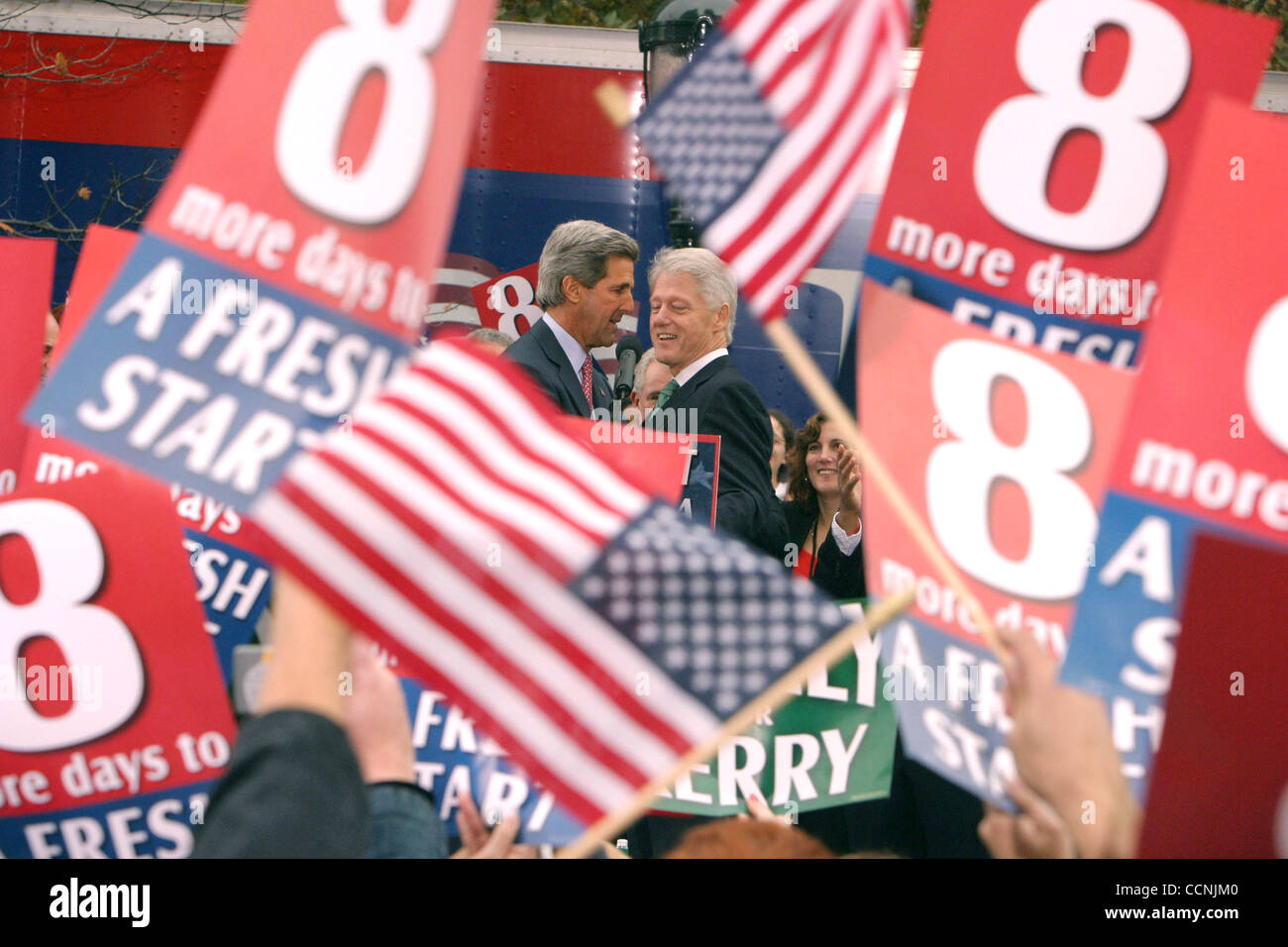 Oct 25, 2004; Philadelphia, PA, USA; Former President BILL CLINTON (R ...
