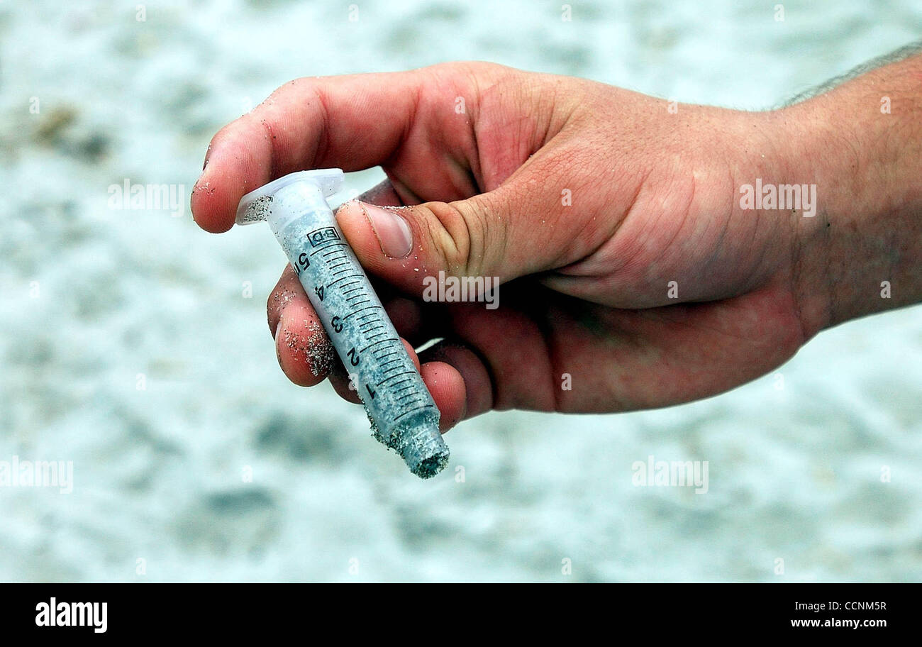 Syringe on beach hi-res stock photography and images - Alamy