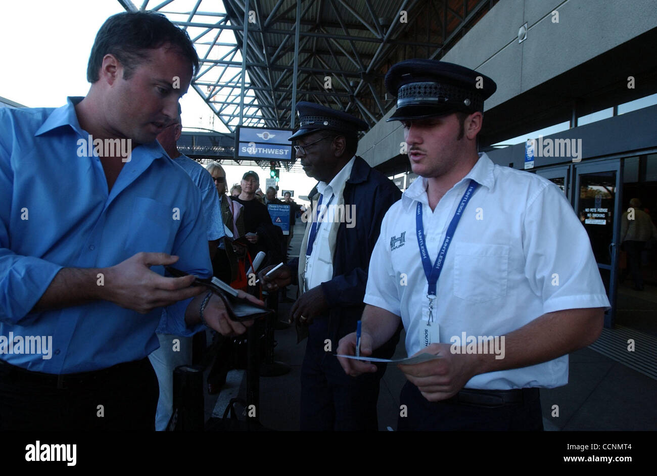 Curbside check in airport hi-res stock photography and images - Alamy