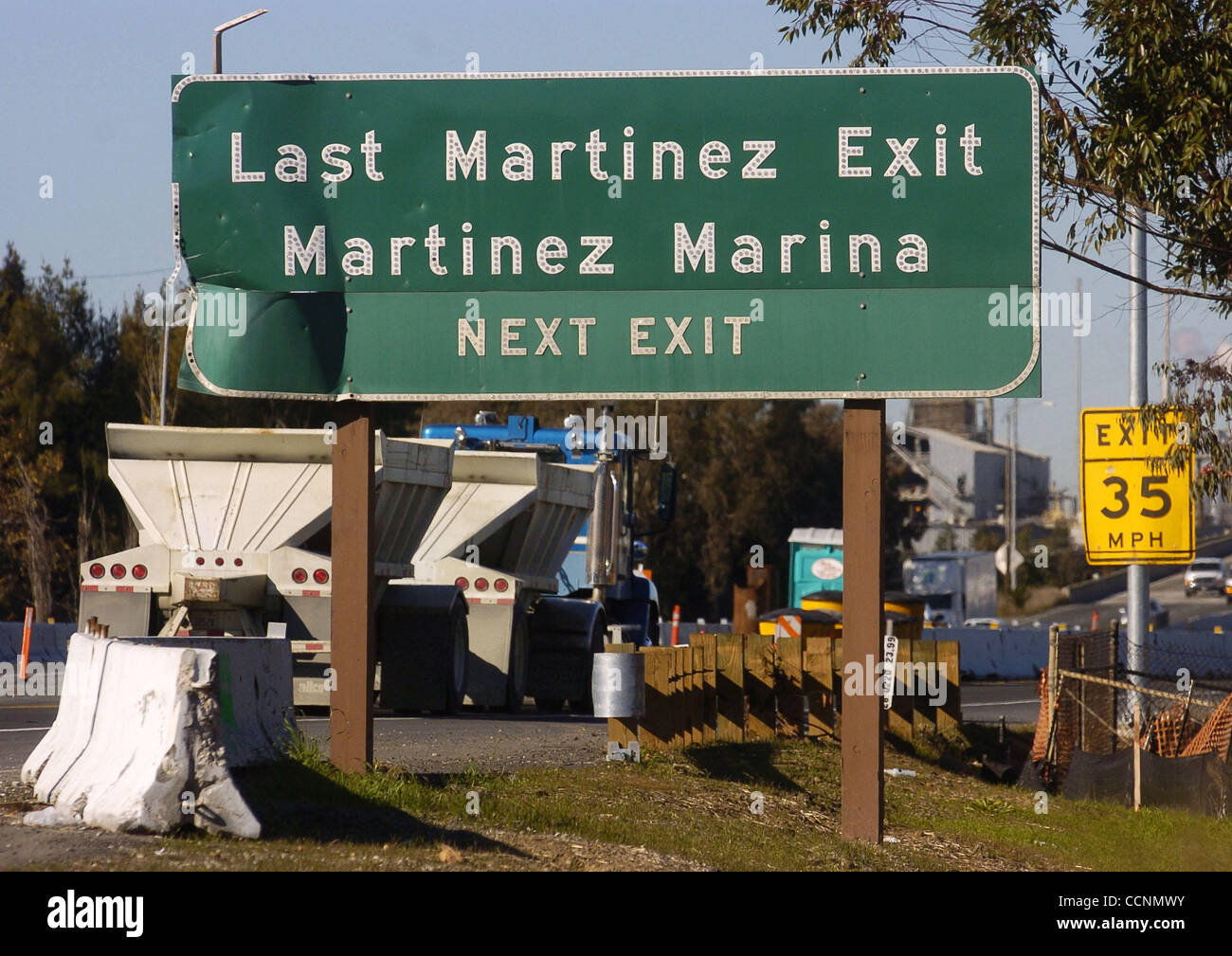 Last exit sign hi-res stock photography and images - Alamy