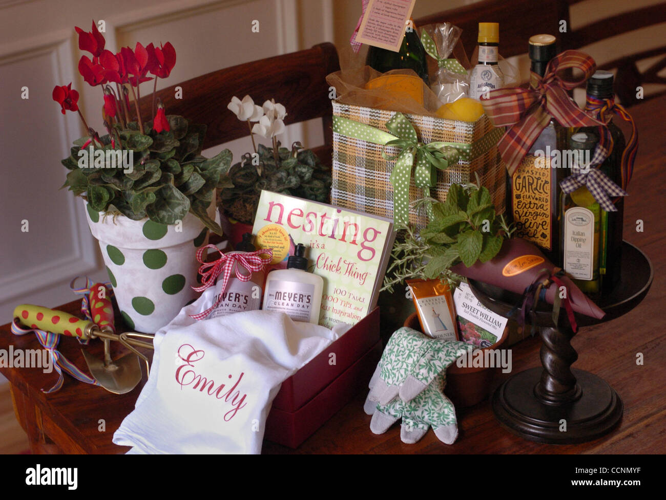 Gift ame mahler beanland nesting hi-res stock photography and images ...