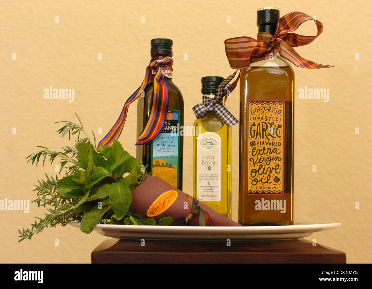 Gift ame mahler beanland nesting hi-res stock photography and images ...