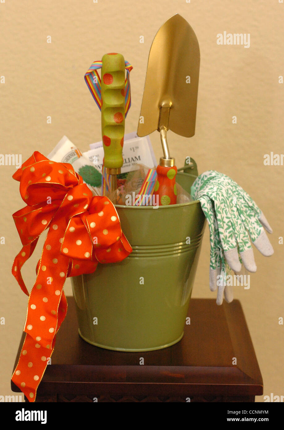 Gift ame mahler beanland nesting hi-res stock photography and images ...