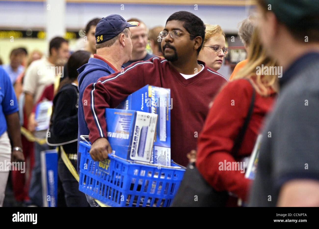 Electronics shop staff hi-res stock photography and images - Alamy