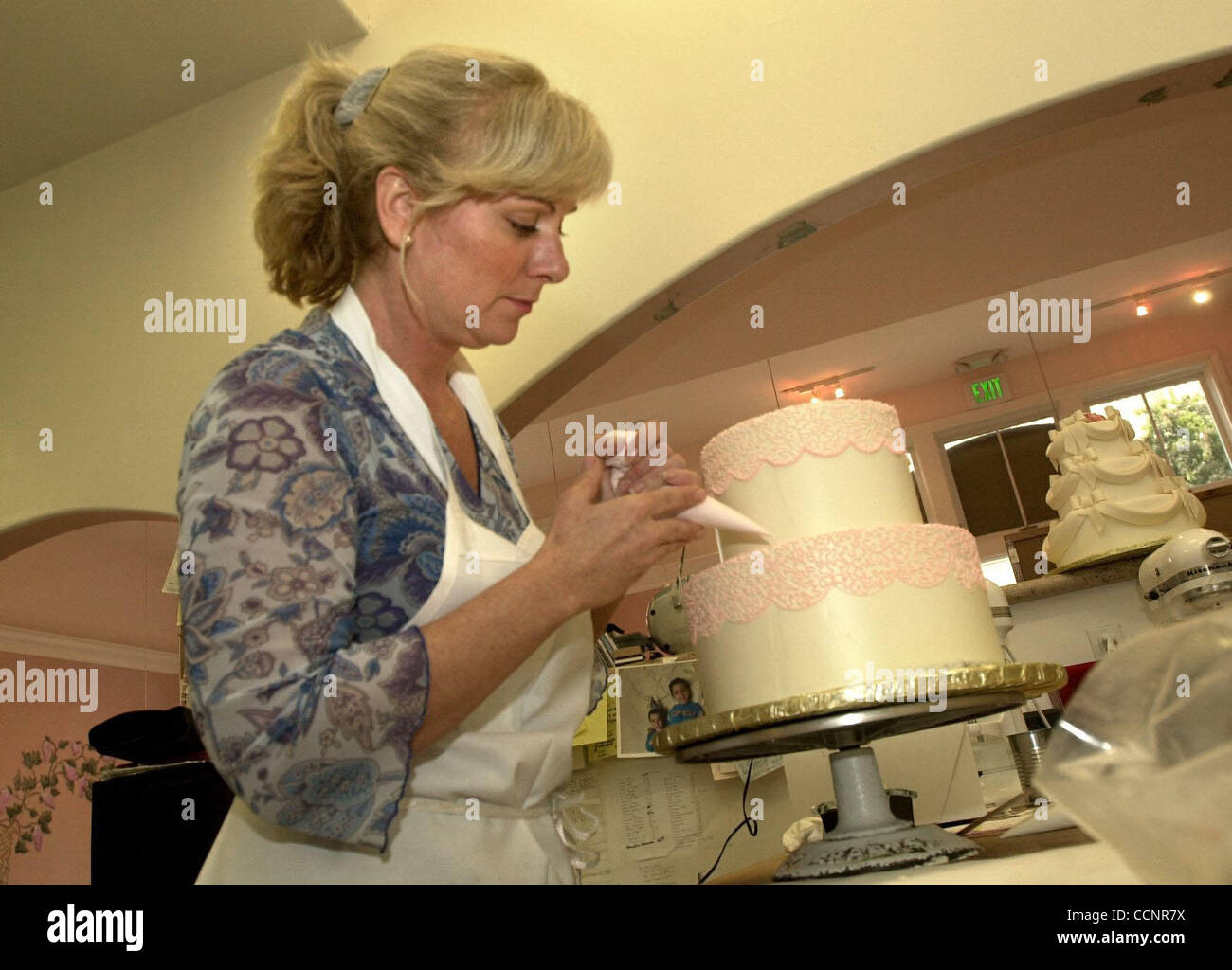15:20 - Karen Del Bonta owner of Le Gateau Elegant bakery, decorates a ...