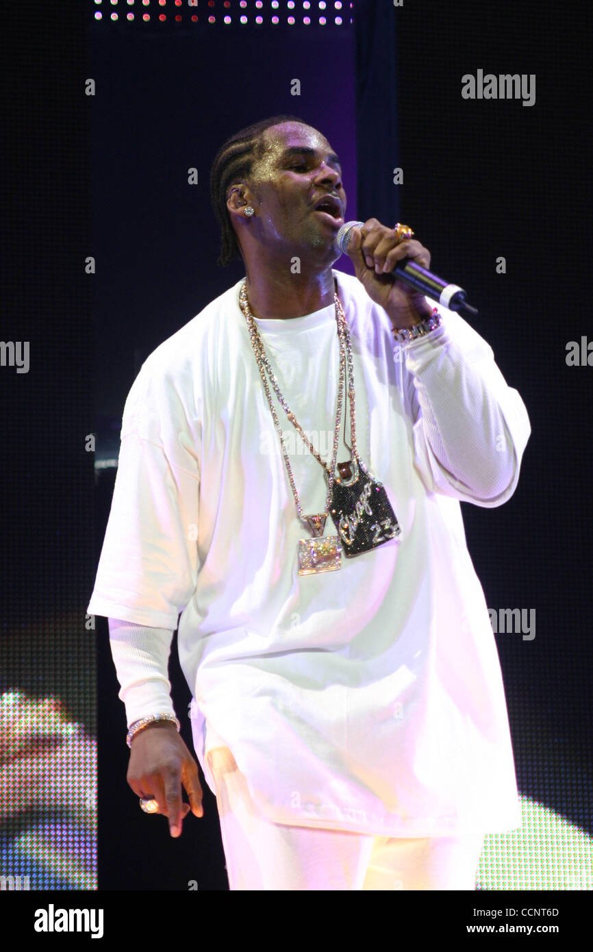 R. Kelly at Jay-Z's Madison Square Garden concert on Nov. 25th, 2003 ...