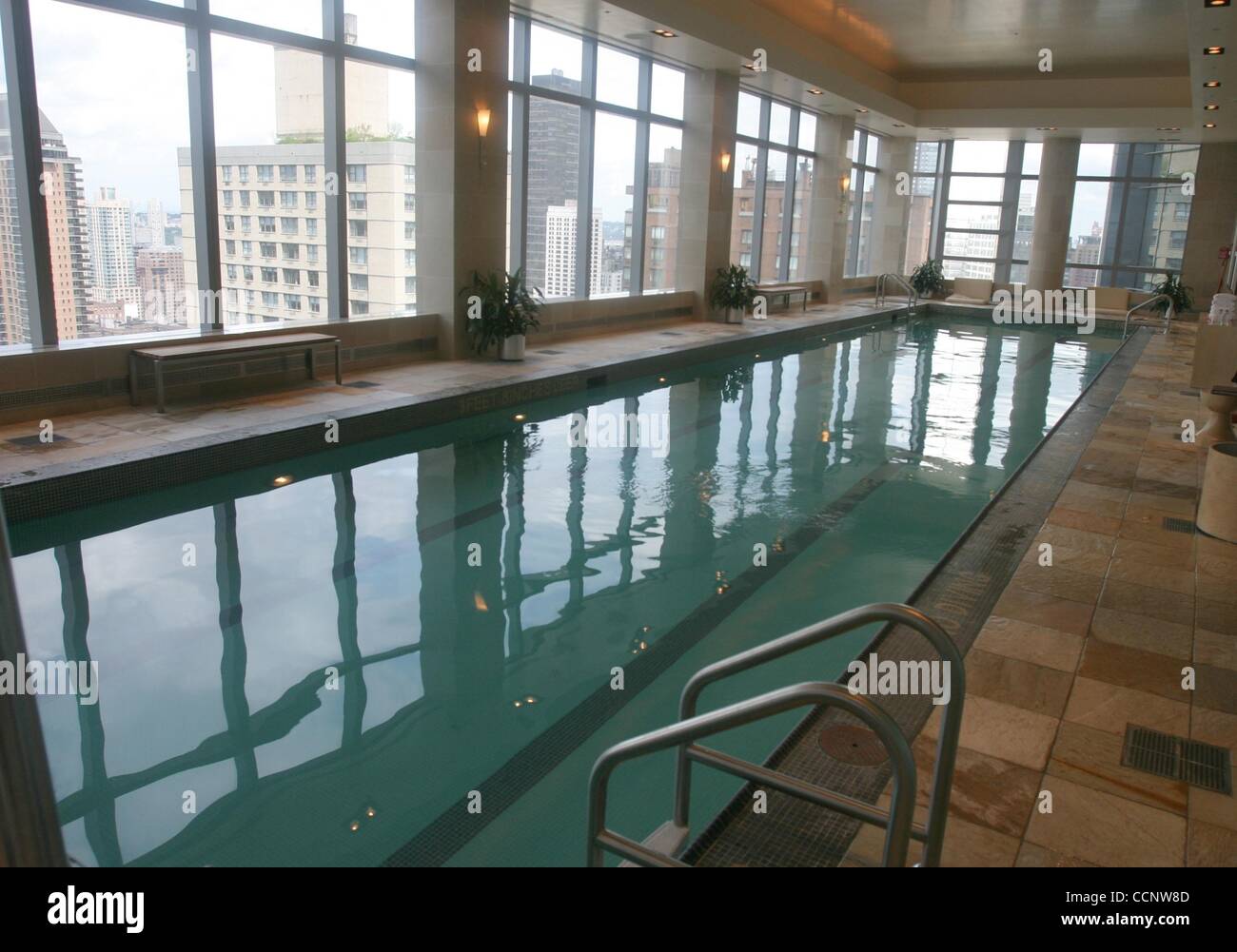 Pool at mandarin oriental hi-res stock photography and images - Alamy