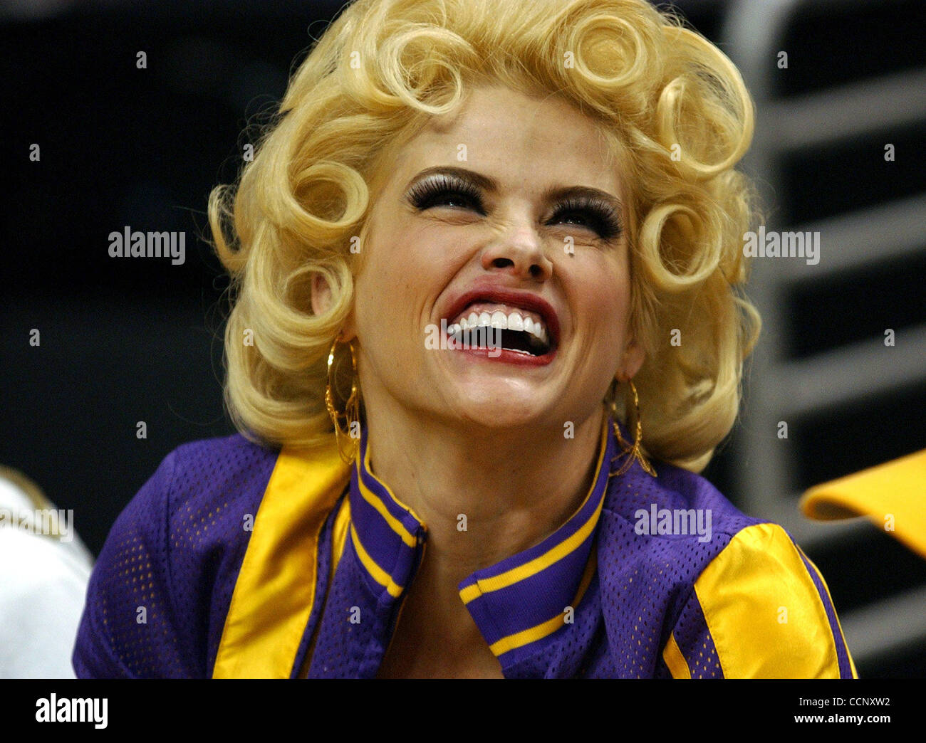 Feb 27, 2004; Los Angeles, CA, USA; ANNA NICOLE SMITH laughs after she ...