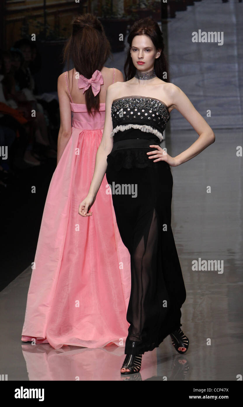 Oct. 21, 2010 - Tokyo, Japan - Models showcase YUKI TORII INTERNATIONAL ...