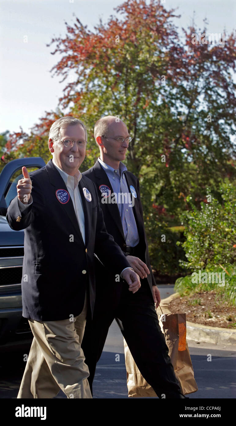Mitch mcconnell walking High Resolution Stock Photography and Images ...