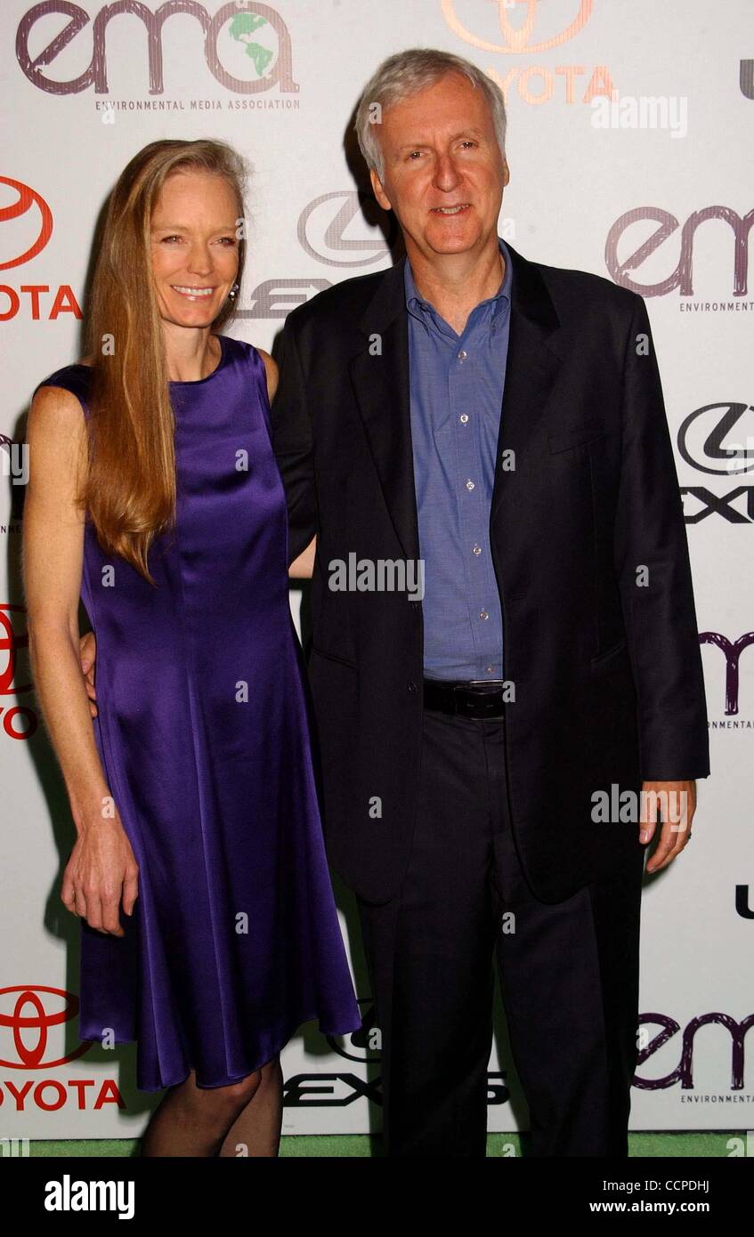 Oct. 16, 2010 - Hollywood, California, U.S. - JAMES CAMERON & WIFE.20th ...
