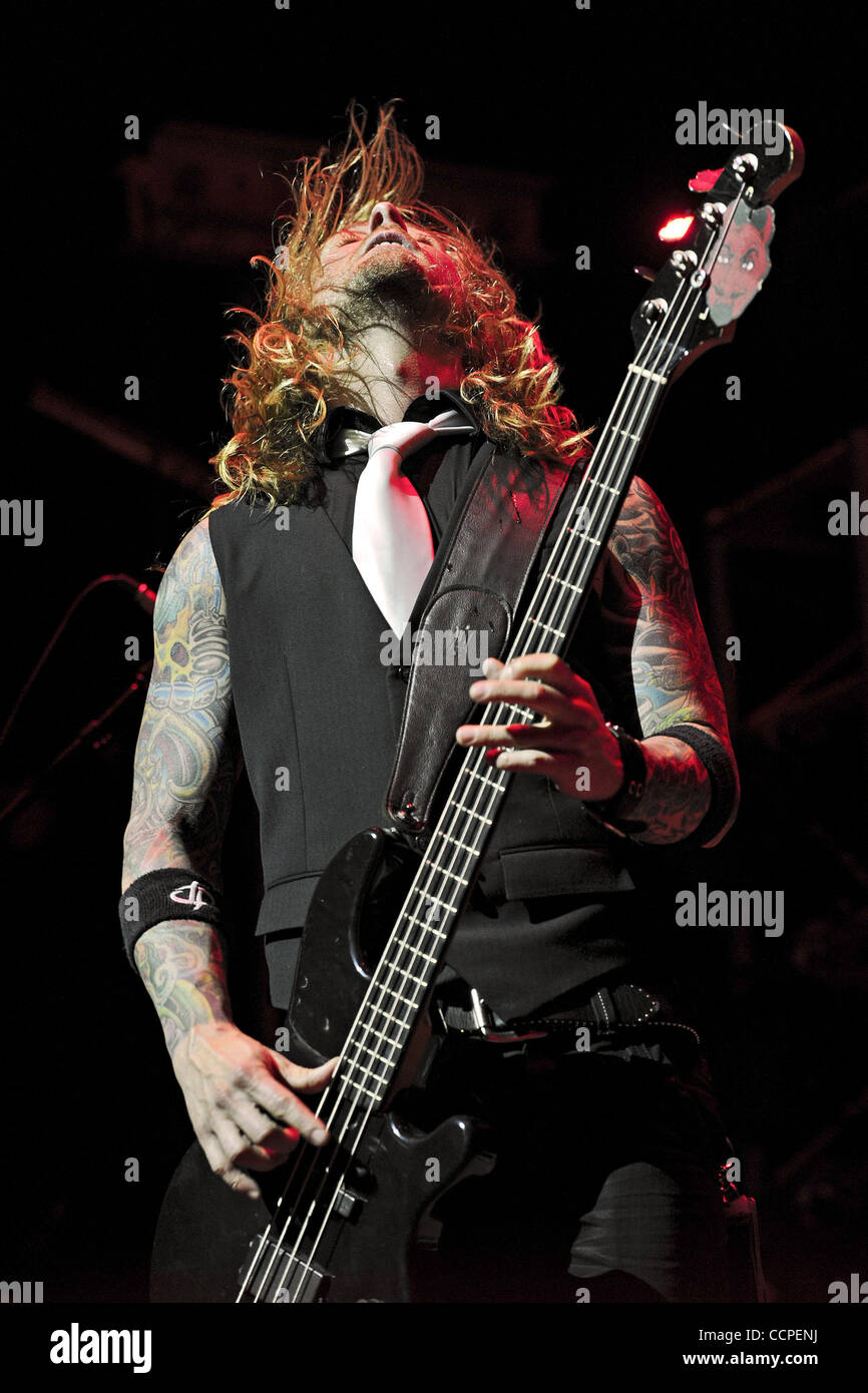 Oct. 17, 2010 - Cincinnati, Ohio, U.S - Bassist STEVIE BENTON of ...