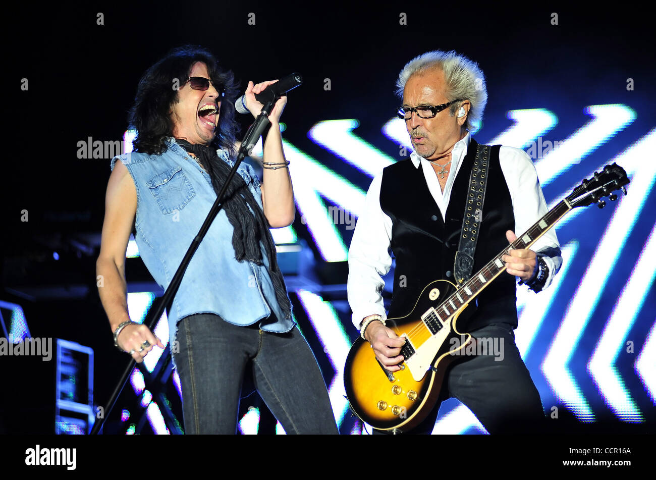 Lead Singer Kelly Hansen and Lead Guitarist Mick Jones of the rock band ...