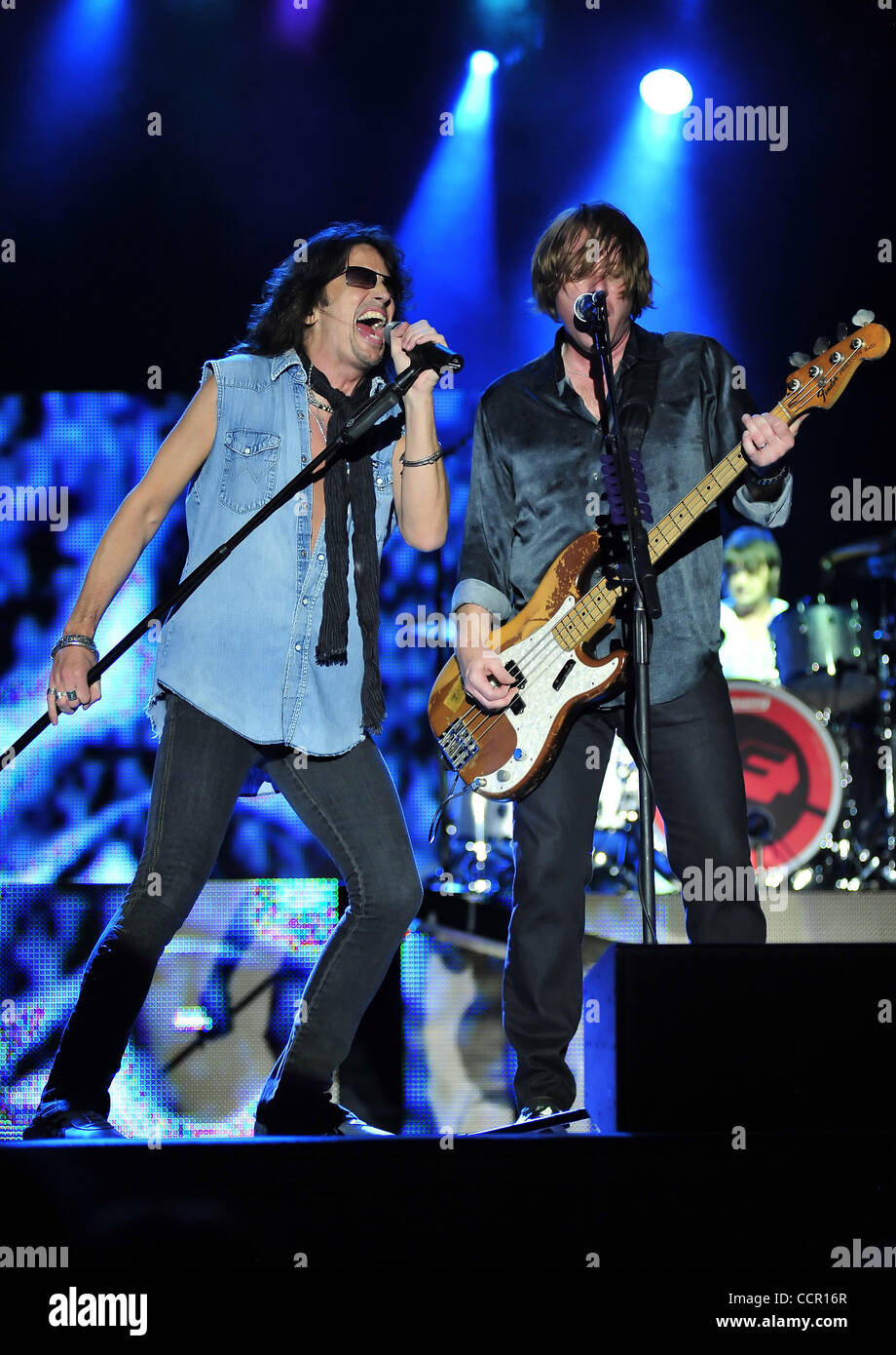Lead Singer Kelly Hansen and Bassist Jeff Pilson of the rock band ...