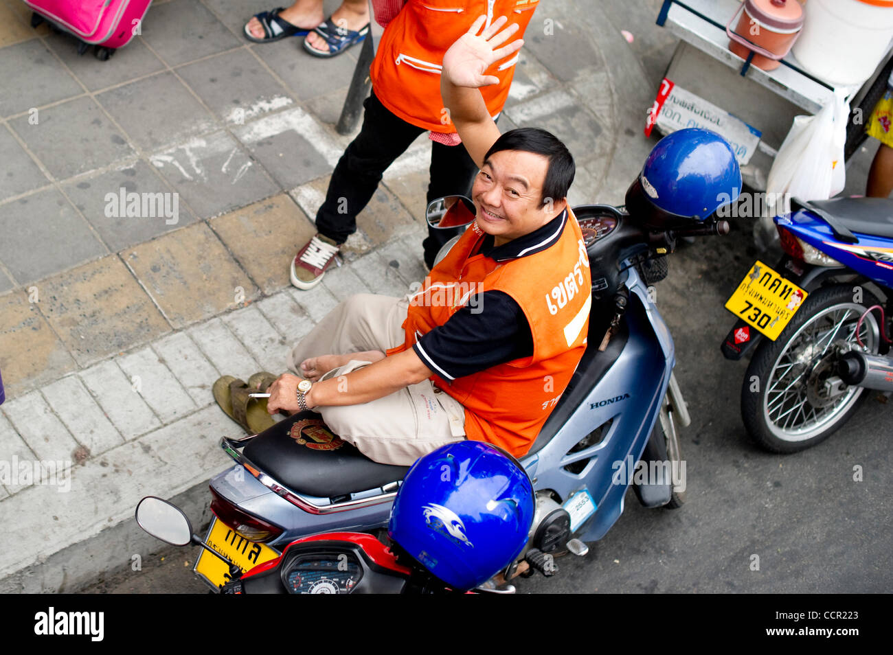 Bangkokian waves at Red Shirts' truck. Motorcade carry Red Shirts drive ...