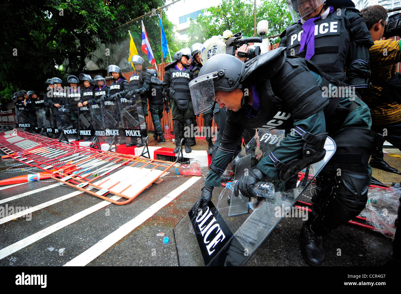 Police with full body riot gear washes human blood of his riot shield ...