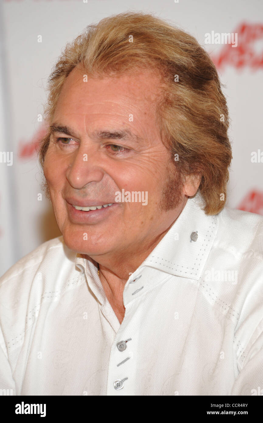 British pop singer Engelbert Humperdinck at the press conference in ...