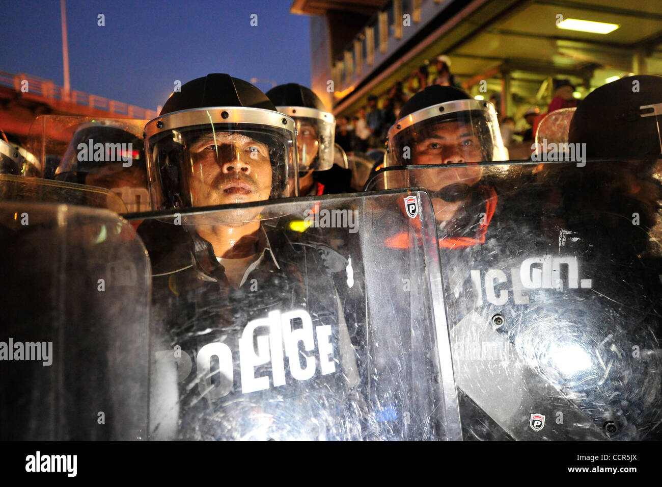 Thai riot police stand guard at Sala Daeng intersection where Red ...