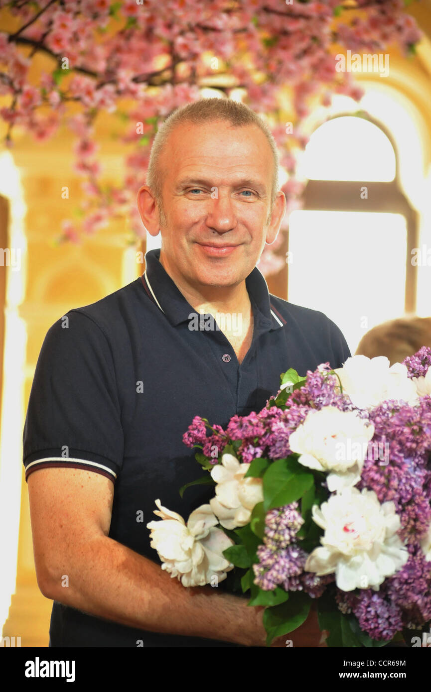 French haute couture fashion designer hi-res stock photography and ...