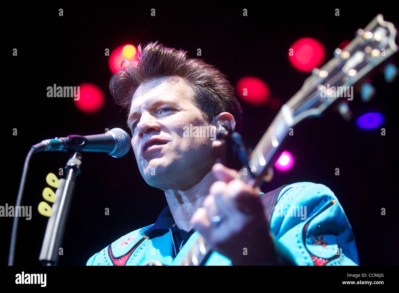 Chris isaak performing hi-res stock photography and images - Alamy