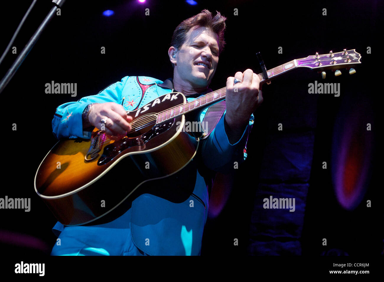 Chris isaak performing hi-res stock photography and images - Alamy