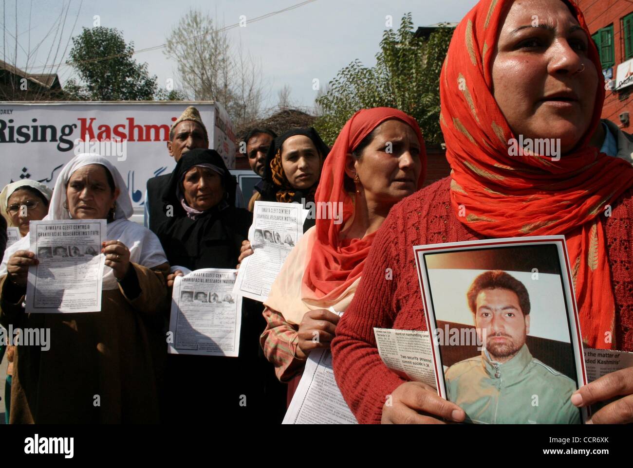 Mar 18, 2010 - Srinagar, Kashmir, India - Relatives of Bashir Ahmed ...