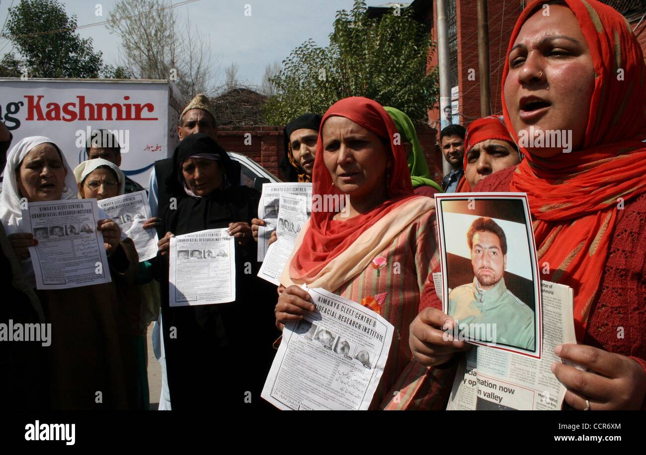 Mar 18, 2010 - Srinagar, Kashmir, India - Relatives of Bashir Ahmed ...