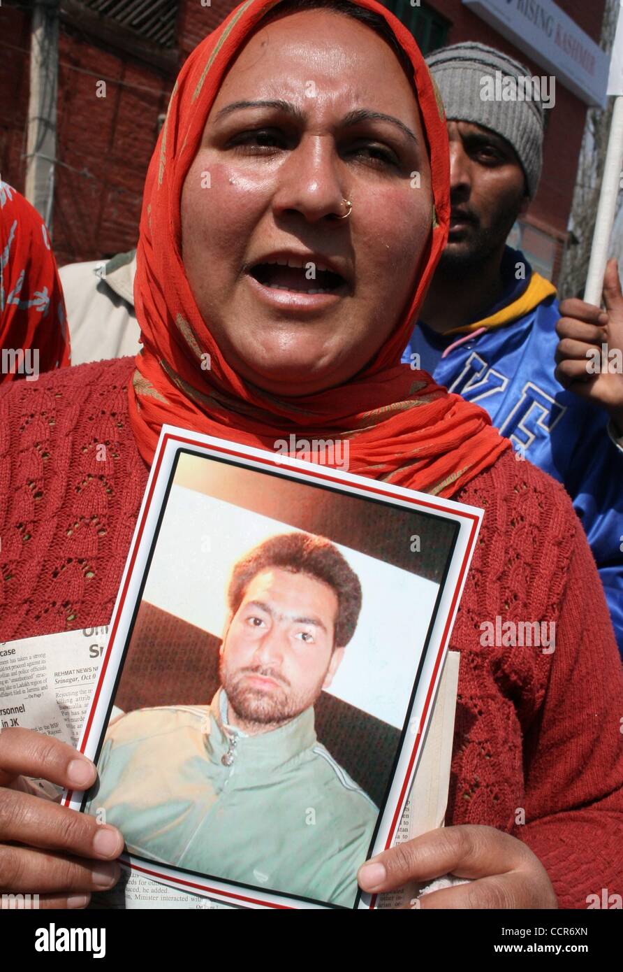 Mar 18, 2010 - Srinagar, Kashmir, India - Relatives of Bashir Ahmed ...