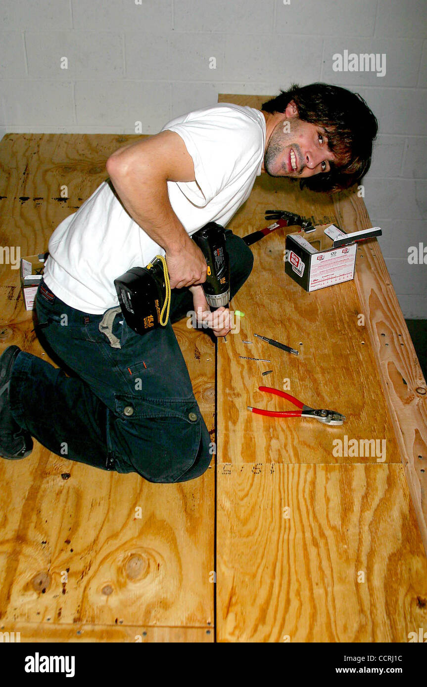 Oct. 6, 2003 - Hollywood, California, U.S. - I7929CHW.CELEBRITIES HELP ...