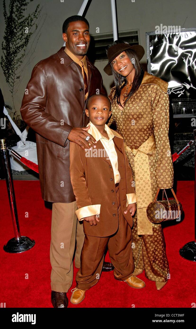 Oct. 19, 2004 - Hollywood, California, U.S. - K39831EG.RAY WORLD ...