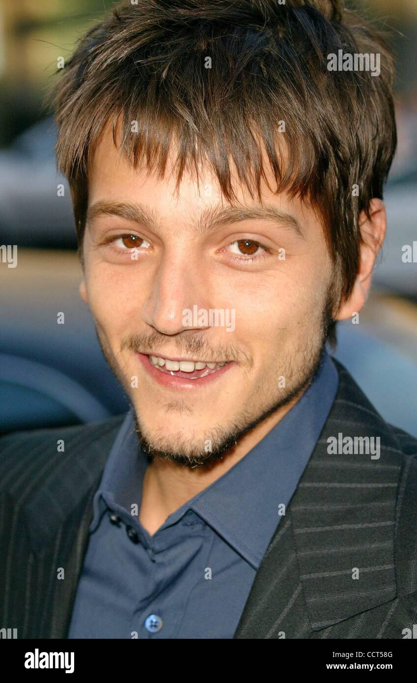 The terminal 2004 diego luna hi-res stock photography and images - Alamy