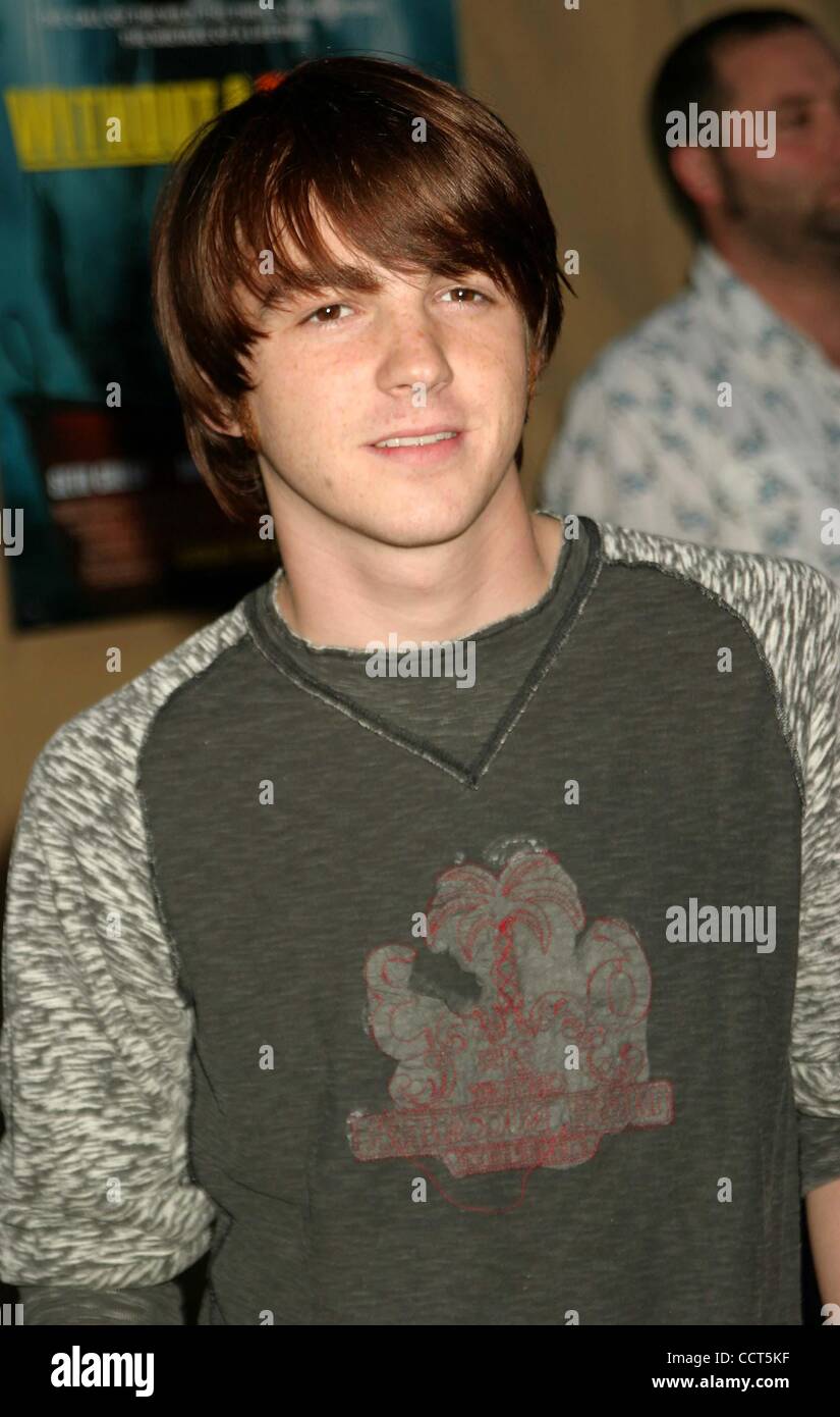 Drake bell 2004 hi-res stock photography and images - Alamy