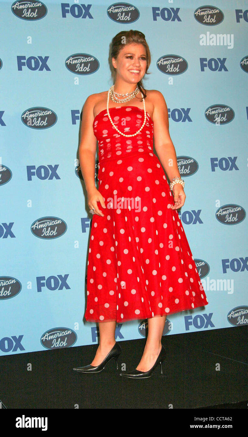 Kelly clarkson 2004 hi-res stock photography and images - Alamy