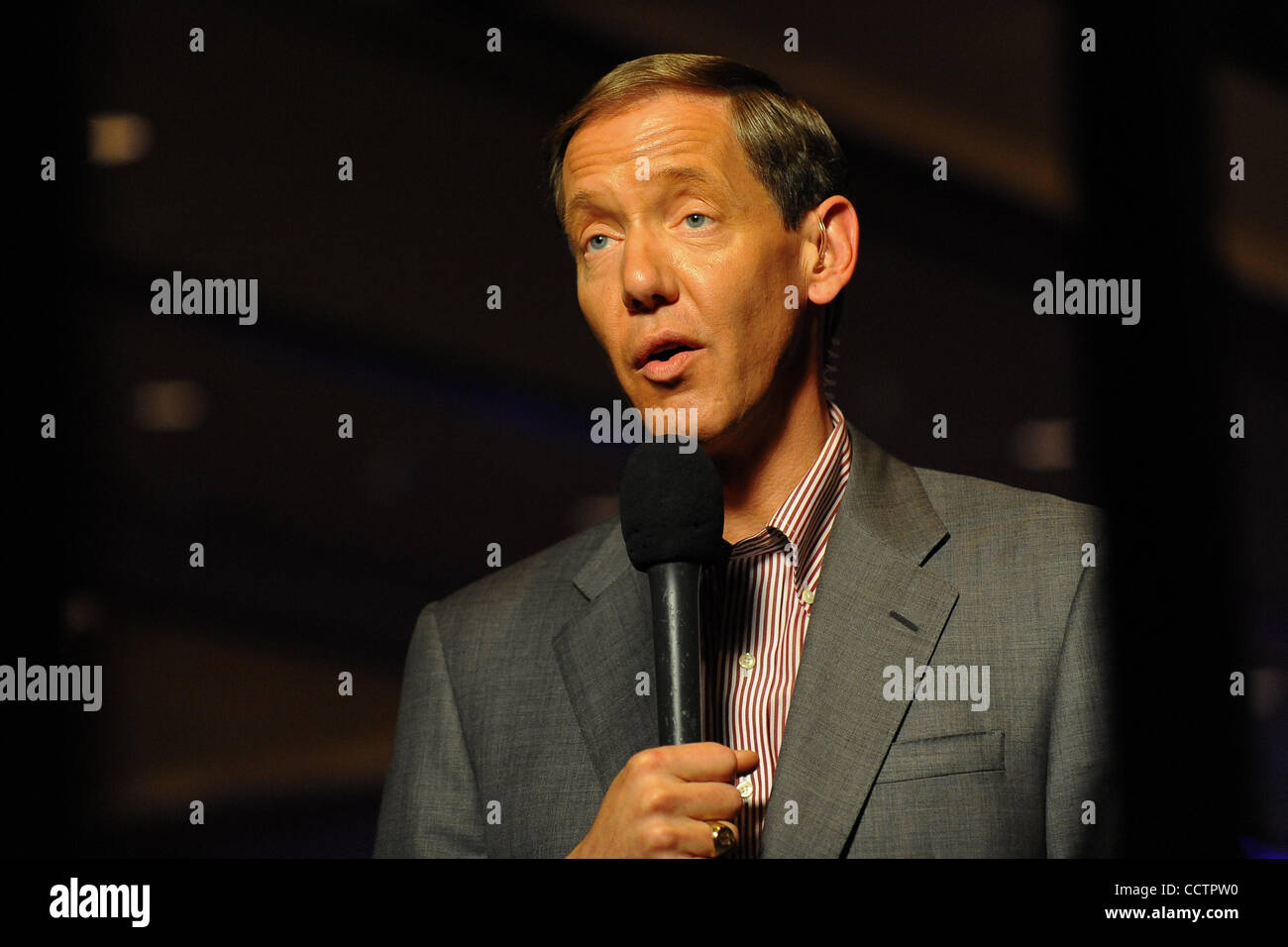 08 April 10 - Fox News reporter, Carl Cameron, reports live during the ...