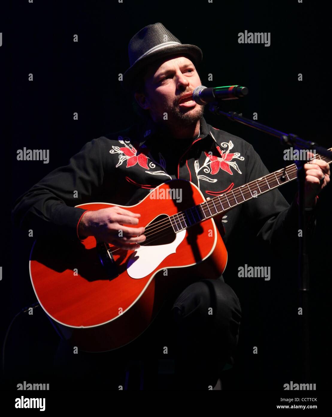 Mar 06, 2010 - Anaheim, California, USA - KEVIN BALDES of 'Lit' sings ...